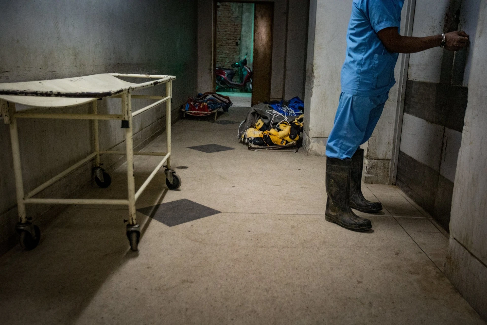 EVEREST'S FINAL JOURNEY: The Haunting Mission to Bring 3 Dead Climbers Home